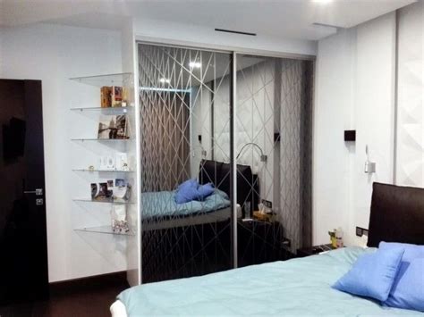 Шкаф купе с угловыми полками Зеркальные двери здесь украшены матированием Home Furniture