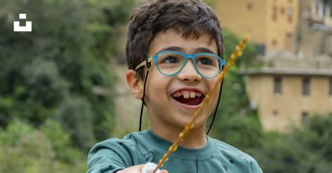 안경을 쓰고 칫솔을 들고 있는 어린 소년 사진 Unsplash의 무료 마술레 이미지