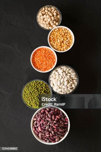 식물성 단백질의 다양한 공급원 콩 렌즈콩 완두콩 병아리 콩 그릇에 녹두 채식주의자와 채식주의자를 위한 건강한 균형 잡힌 식단 0명에 대한 스톡 사진 및 기타 이미지 Istock