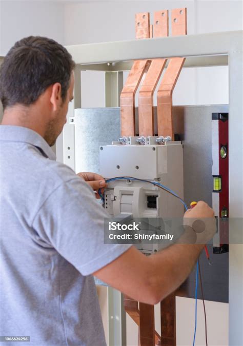 직장에서 전기입니다 회로 Braker에 와이어를 설치 하는 남자 30 39세에 대한 스톡 사진 및 기타 이미지 30 39세