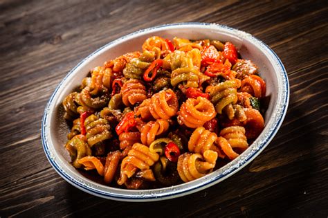 토마토 소스를 곁들인 파스타 돼지고기 고기 파마산을 나무 테이블에 얹고 0명에 대한 스톡 사진 및 기타 이미지 0명 건강한