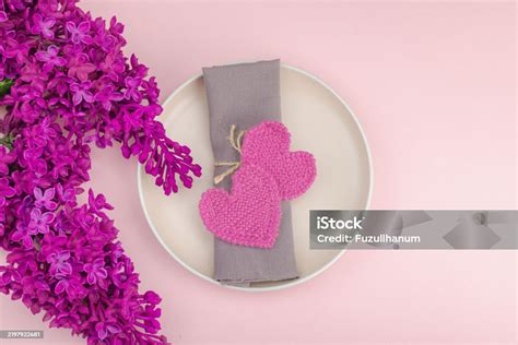 손수 만든 하트와 라일락 꽃으로 부드러운 봄 테이블 세팅 발렌타인 데이 또는 어머니의 날 0명에 대한 스톡 사진 및 기타 이미지 0명 개념 개념 기호 Istock