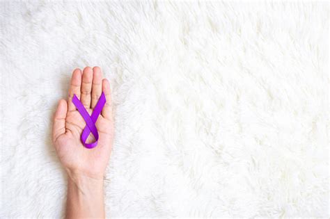 췌장암 세계 알츠하이머 간질 루푸스 및 가정 폭력의 날 인식의 달 살아있는 사람들을 지원하기 위한 보라색 리본을 들고 있는 여성 헬스케어 및 세계 암의 날 개념 10월에