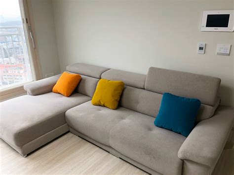 쿠션이랑 너무 잘어울리네요 ㅎㅎ 오래도록 편안하고 아름답게 베니시모 소파