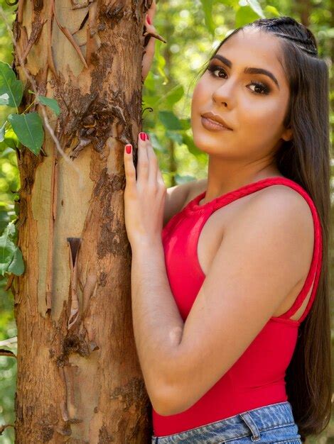 Hermosa Chica Morena Posando En Fotos En La Naturaleza Foto Premium