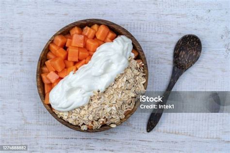 흰색 나무 배경에 코코넛 그릇에 귀리 플레이크와 흰색 요구르트달콤한 파파야 의 조각 닫기 0명에 대한 스톡 사진 및 기타 이미지 0명 개념 개념과 주제 Istock