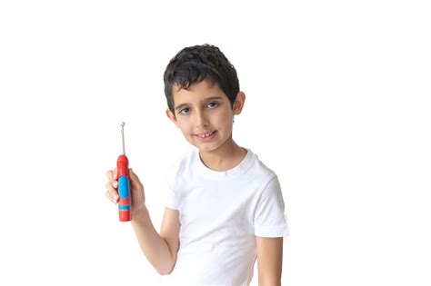 소년은 흰색 배경에 고립 된 치아를 칫솔질 틴 에이저 칫솔이있는 어린이 T 셔츠에 대한 스톡 사진 및 기타 이미지 T 셔츠 가정의 날 갈색 머리 Istock