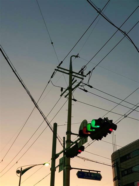 노을과 신호등 신호등 도시 사진 빈티지 여행 포스터