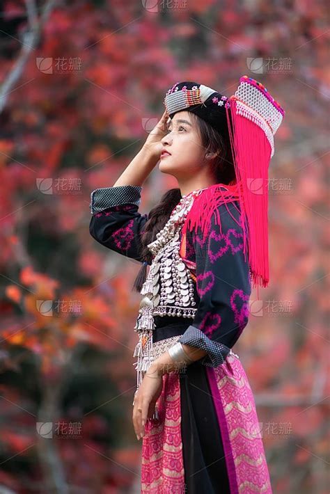 一个穿着傈僳族传统服装的亚洲女孩的肖像素材 花瓣网