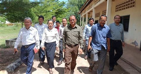 ឯកឧត្ដម ស៊ុន សុវណ្ណារិទ្ធិ ចុះពិនិត្យអគារសិក្សាចាស់១ខ្នង