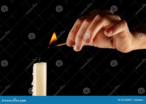 Het Aansteken Van Een Kaars Stock Afbeelding Image Of Decoratief