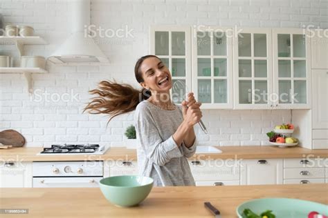 재미 평온 혼합 인종 어린 소녀는 거품기로 노래를 노래합니다 부엌에 대한 스톡 사진 및 기타 이미지 부엌 요리하기 음식 준비 춤 Istock