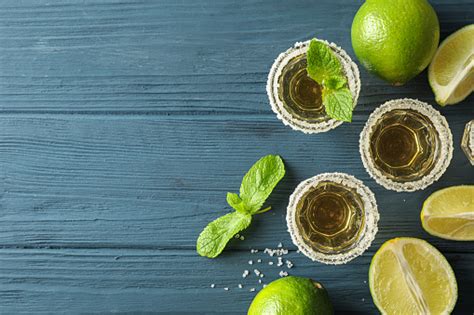 나무 테이블에 데킬라 샷 소금 라임 슬라이스와 민트와 플랫 레이 조성 0명에 대한 스톡 사진 및 기타 이미지 0명 과일 데킬라 독한 술 Istock