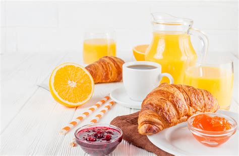 갓 구운 크루아상 오렌지 주스 신선한 과일 흰색 나무 바탕에 잼 프랑스어 아침 식사 아침 신선한 패스트리 맛 있는 디저트 근접 촬영 사진입니다 가로 배너 0명에 대한 스톡