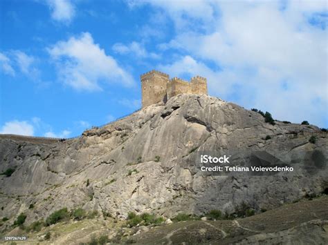 푸른 하늘과 하얀 구름에 대한 난공불락의 바위 산의 경사면에 제모제네 산맥의 아름다운 전망 0명에 대한 스톡 사진 및 기타