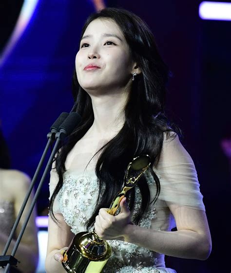 Pha Nhầm Cúp Giữa Lee Jun Young Và Lee Jun Hyuk Gây Sốt Iu Bị Chê