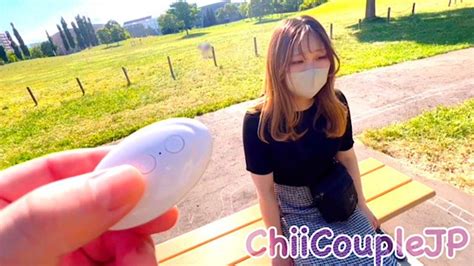 【個人撮影】リモコンバイブを入れて彼氏と初めてのお散歩♡家族で賑わう公園のベンチでイッちゃった♡ Hentai ハメ撮り 素人 初体験 プチ