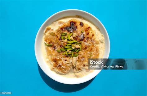 Puding Roti Mesir Dalam Mangkuk Putih Dengan Latar Belakang Biru Tampilan Atas Foto Stok Unduh