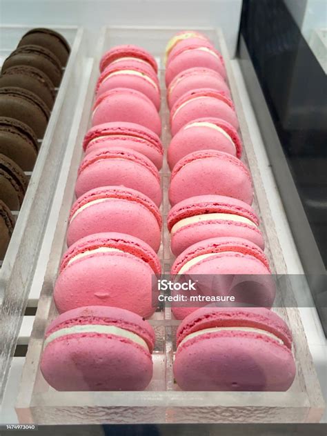 베이커리 트레이 디스플레이의 클로즈업 이미지 향이 첨가된 버터 크림으로 채워진 분홍색과 갈색 마카롱 한입 크기의 딸기와 초콜릿