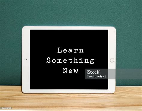 화면에 텍스트가 있는 녹색 벽에 있는 태블릿 컴퓨터 새로운 기술을 배우기 위해 여가 시간을 할애하겠다는 약속 알림 0명에 대한