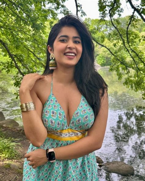 Photos நியூயார்க்கில் ஜாலி பண்ணும் சீரியல் நடிகை மனதை மயக்கும்