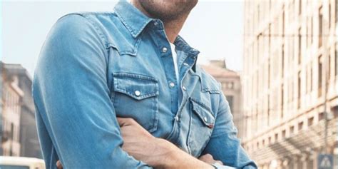 افكار تنسيق القميص الجينز للرجل باطلالات شبابية جذابة مجلة هي