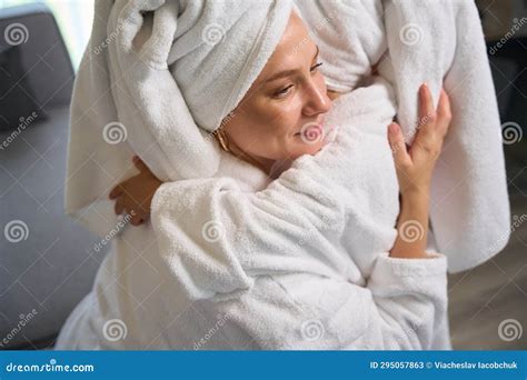 La Madre Affettuosa Abbracciava Forte La Sua Piccola Bella Figlia