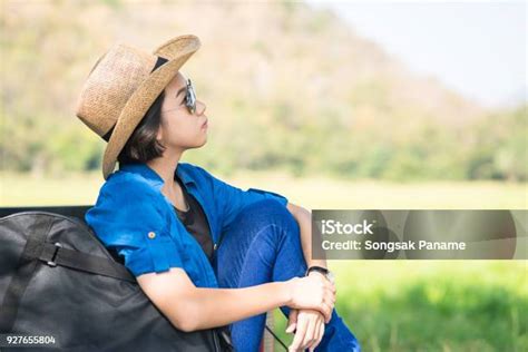 여 자가 모자를 착용 하 고 픽업 트럭에 그녀의 기타 가방을 들고 가방에 대한 스톡 사진 및 기타 이미지 가방 귀여운 기타 연주자 Istock