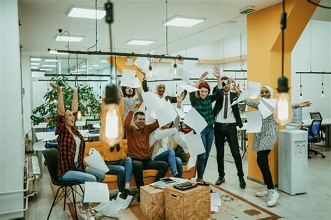 현대 스타트업 사무실에서 공중에 종이를 던지는 사업가들 팀 성공 및 작업 완료 개념 18 19세에 대한 스톡 사진 및 기타 이미지 18 19세 20 24세 25 29