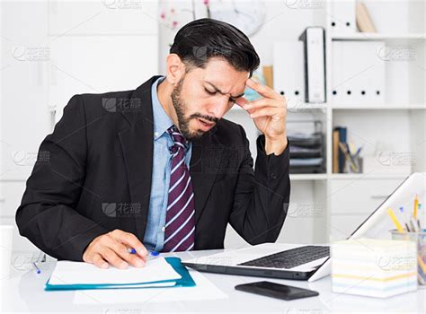 西班牙男性工人在项目中遇到了复杂的问题