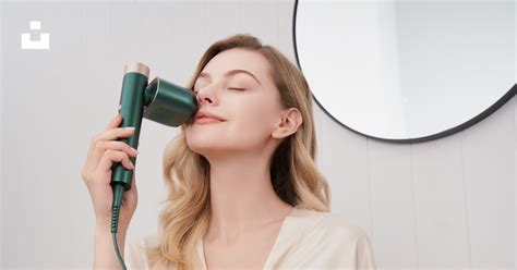 헤어 드라이어로 머리를 말리는 여성 사진 Unsplash의 무료 여자 이미지