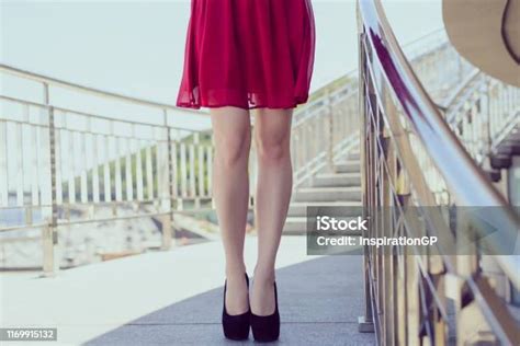 발렌타인 기념 휴일 14 2 월 좋은 딱 맞는 슬림 모양 컨셉 로우 앵글 뷰 클로즈업 사진 착용 다리 착용 디자인 하이힐 거리에 대한 스톡 사진 및 기타 이미지 Istock