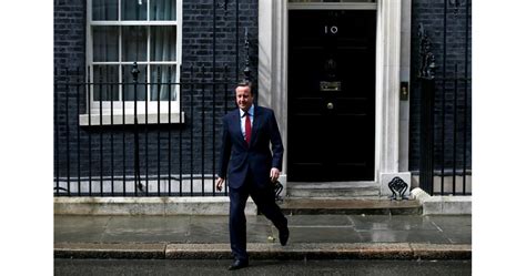 Дейвид Камерън сдаде поста с песен на уста видео