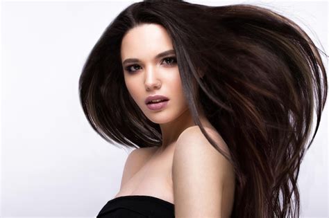 Linda Garota Morena Em Movimento Com Um Cabelo Perfeitamente Liso E