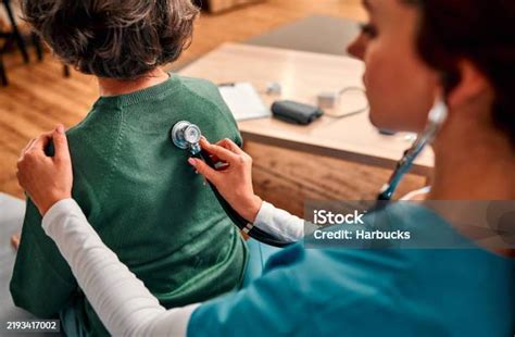 의사가 등에 메고 청진기로 환자의 호흡을 확인하는 클로즈업 이미지 검진 도움 및 건강을 위해 청진기를 가진 환자와 의사 2명에 대한 스톡 사진 및 기타 이미지 Istock