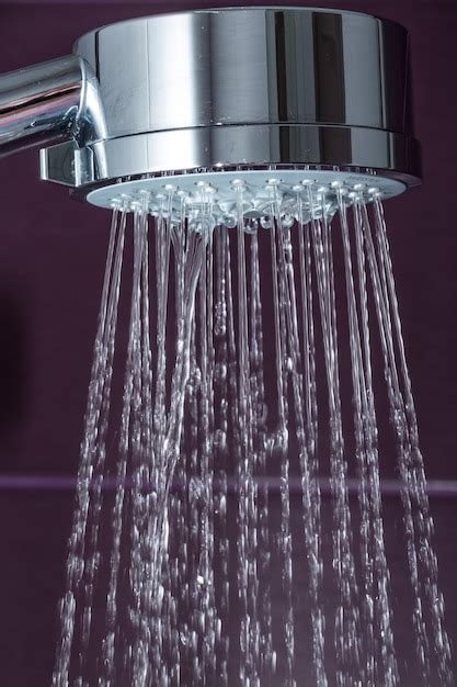 Chuveiro Com Fluxo De água No Fundo Roxo Foto Premium