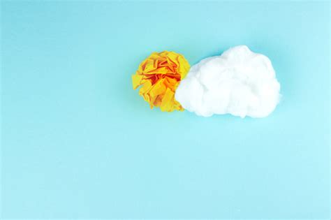 구겨진 종이 공과 구름으로 빛나는 태양 개념 아이디어 개념 배경 개념에 대한 스톡 사진 및 기타 이미지 개념 거친 구겨진 Istock