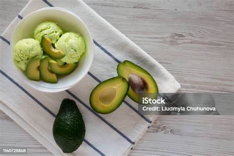 그릇에 수제 아보카도 아이스크림 오버 헤드 보기 상단보기 평면 평신도 위에서 공간을 복사합니다 0명에 대한 스톡 사진 및 기타 이미지 Istock