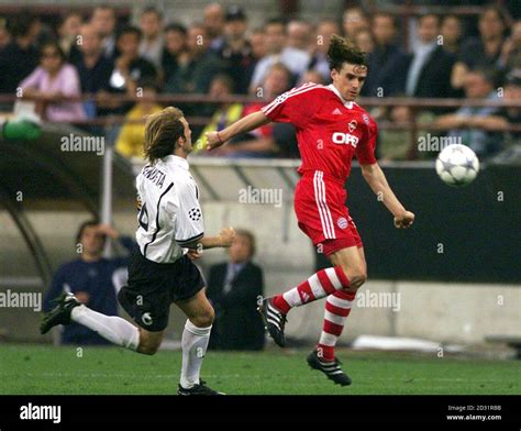 Bayern Munichs Owen Hargreaves Right Gets Away From Valencias