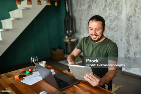 현대 남성 프리랜서 프로그래머 긴 머리 마시는 와인 커피 그리고 고객을위한 코딩 컴퓨터 프로그래머에 대한 스톡 사진 및 기타 이미지 컴퓨터 프로그래머 컴퓨터 가정