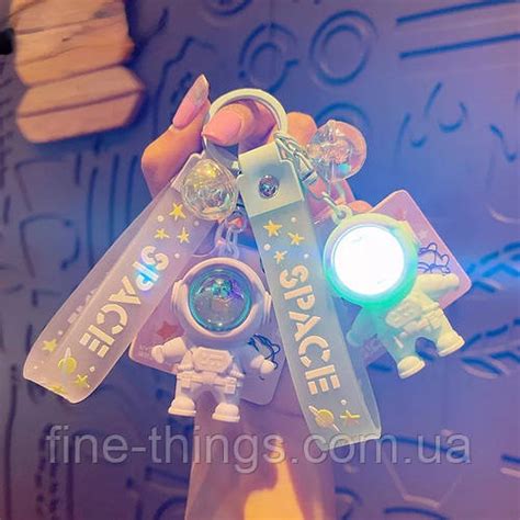 Брелок космонавт брелок ліхтарик брелок на ключі брелок на подарунок світильник космонавт