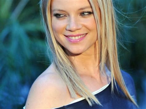 Amy Smart Hot Face 1600x1200 Wallpaper