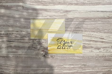 دانلود فایل لایه باز موکاپ کارت ویزیت رنگ زرد و سفید با پس زمینه چوبی