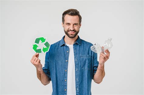 쓰레기 종이 플라스틱 을 분류하기위한 재활용 로고 표지판을 들고 있는 젊은 백인 남자 생태 운동가 오염으로부터 지구를 절약하는 환경 보존 재생 가능 에너지원 25 29세에