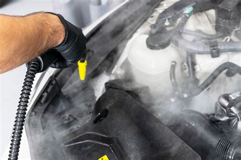 자동차 적입니다 수동 세차 엔진 압력 물입니다 자동차 엔진 물 노즐을 세척 자동차 엔진 청소 세차 남자 노동자입니다 세차에 대 한 압력 와셔를 살포 하는 남자 씻기에 대한