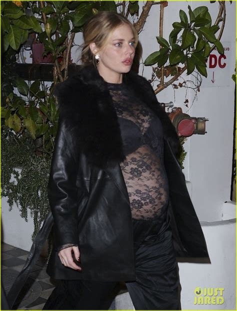 Samara Weaving Dresses Pregnant Belly In Lace Top For Dinner With Cara