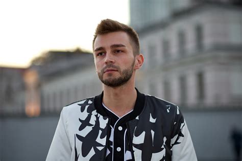 흰색과 검은 색 양복을 입은 잘 생긴 남자와 슬프고 시끄러운 표정 세련된 양복과 매혹적인 외모의 그루터기와 모델 헤어 스타일을