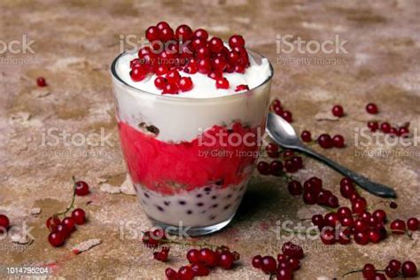 유기 빨간 건포도 신선한 요구르트와 콘플레이크 건강 한 디저트 갈색 바탕에 식이 아침 식사 0명에 대한 스톡 사진 및 기타