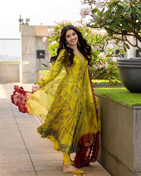 Krithi Shetty చీర‌క‌ట్టులో బేబ‌మ్మ అందాలు అద‌ర‌హో Namasthe Telangana