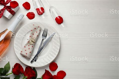 낭만적인 저녁 식사를 위한 흰색 나무 테이블에 선물 상자와 장미 꽃잎이 있는 아름다운 테이블 설정 평평한 누워 텍스트를 위한 공간 꽃 식물에 대한 스톡 사진 및 기타 이미지